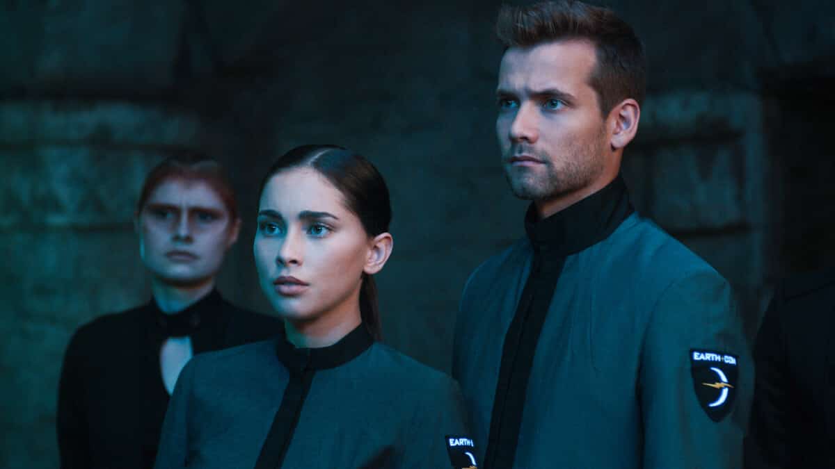 Exclusive Interview with Elizabeth Hammerton from CW’s Pandora ...